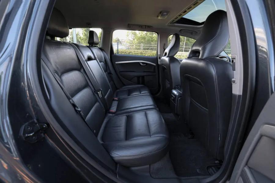 Pelēks Volvo V70 2010 Jelgava, ar dzinēja tilpumu 2.00 L un nobraukumu 341 tūkst. km par 5990 €, foto 12 vietnē AUTOMOTO.COM.LV