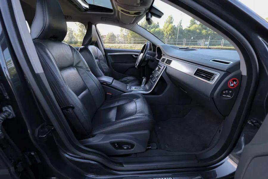 Pelēks Volvo V70 2010 Jelgava, ar dzinēja tilpumu 2.00 L un nobraukumu 341 tūkst. km par 5990 €, foto 13 vietnē AUTOMOTO.COM.LV