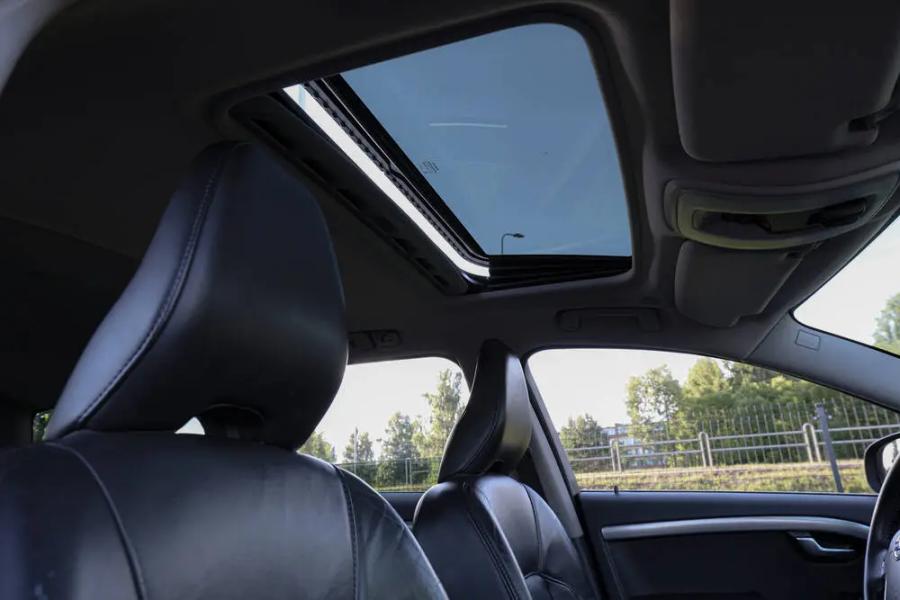 Pelēks Volvo V70 2010 Jelgava, ar dzinēja tilpumu 2.00 L un nobraukumu 341 tūkst. km par 5990 €, foto 25 vietnē AUTOMOTO.COM.LV