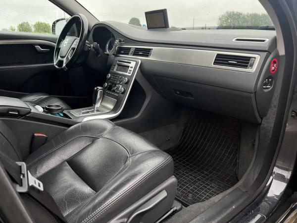 Pelēks Volvo V70 2010 Jēkabpils, ar dzinēja tilpumu 2.40 L un nobraukumu 357 tūkst. km par 5150 €, foto 9 vietnē AUTOMOTO.COM.LV