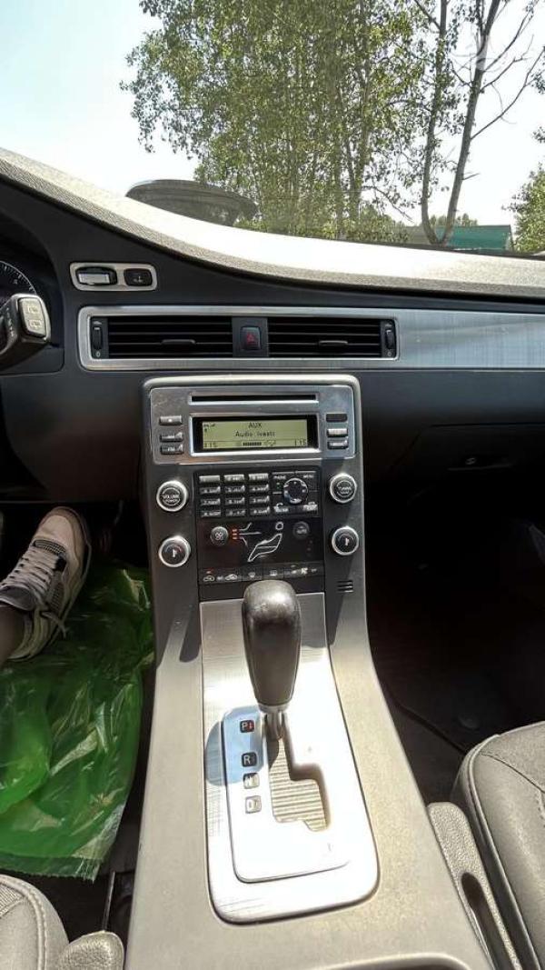 Grey Volvo V70 2010 in Vilnius, with an engine capacity of 2.00 L and mileage of 288 thousand km for 4000 €, photo 10 on AUTOMOTO.COM.LV