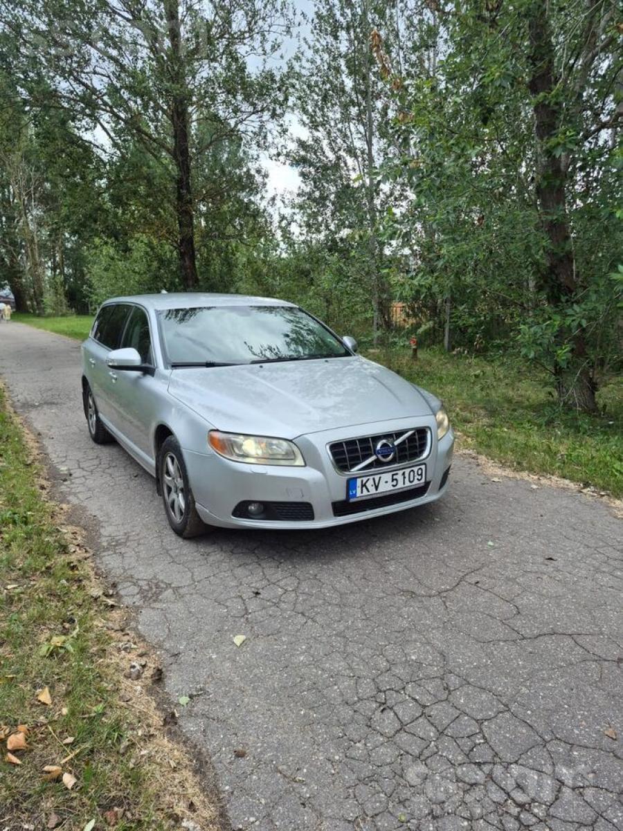 Grey Volvo V70 2010 in Liepaja, with an engine capacity of 2.40 L and mileage of 399 thousand km for 4700 €, photo 1 on AUTOMOTO.COM.LV