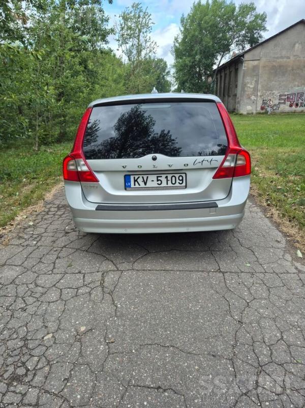 Grey Volvo V70 2010 in Liepaja, with an engine capacity of 2.40 L and mileage of 399 thousand km for 4700 €, photo 2 on AUTOMOTO.COM.LV