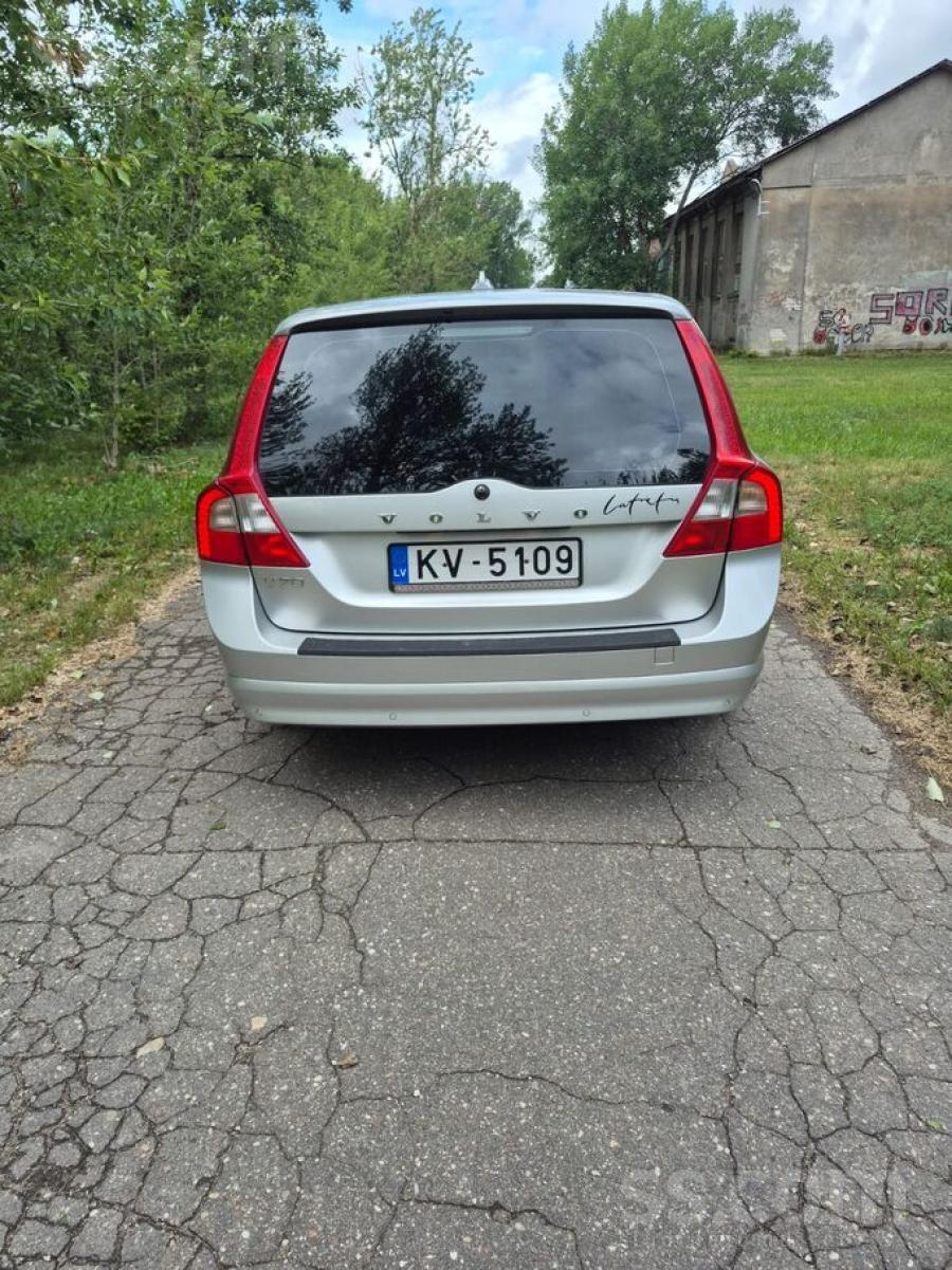 Grey Volvo V70 2010 in Liepaja, with an engine capacity of 2.40 L and mileage of 399 thousand km for 4700 €, photo 3 on AUTOMOTO.COM.LV