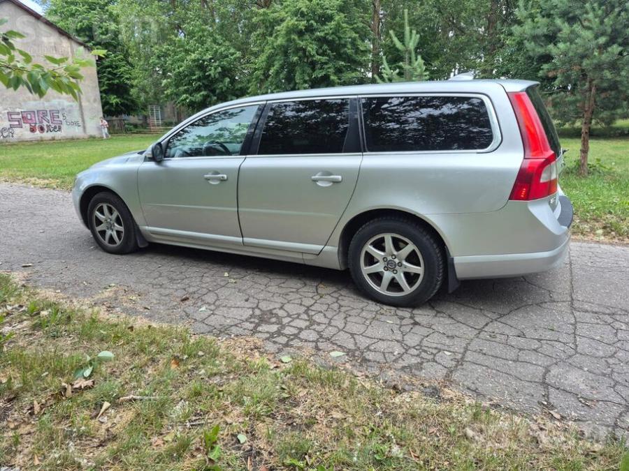 Grey Volvo V70 2010 in Liepaja, with an engine capacity of 2.40 L and mileage of 399 thousand km for 4700 €, photo 4 on AUTOMOTO.COM.LV