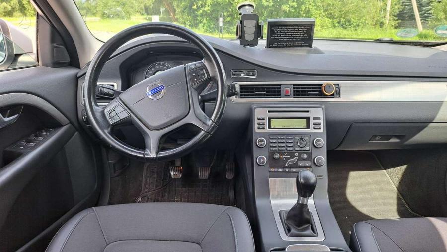 Grey Volvo V70 2010 in Plunge, with an engine capacity of 2.00 L and mileage of 257 thousand km for 3850 €, photo 9 on AUTOMOTO.COM.LV