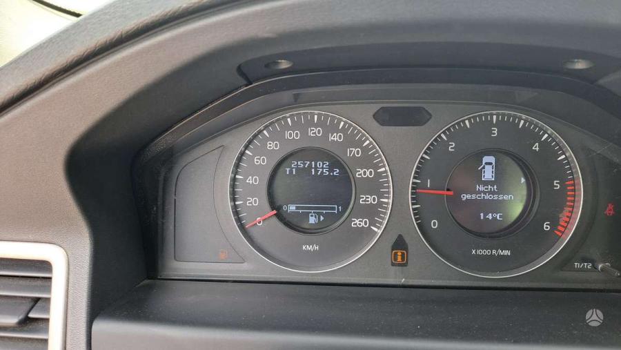 Grey Volvo V70 2010 in Plunge, with an engine capacity of 2.00 L and mileage of 257 thousand km for 3850 €, photo 13 on AUTOMOTO.COM.LV