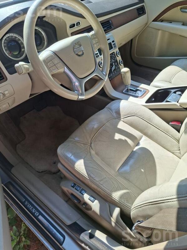 Grey Volvo V70 2010 in Riga, with an engine capacity of 2.40 L and mileage of 398 thousand km for 3500 €, photo 4 on AUTOMOTO.COM.LV