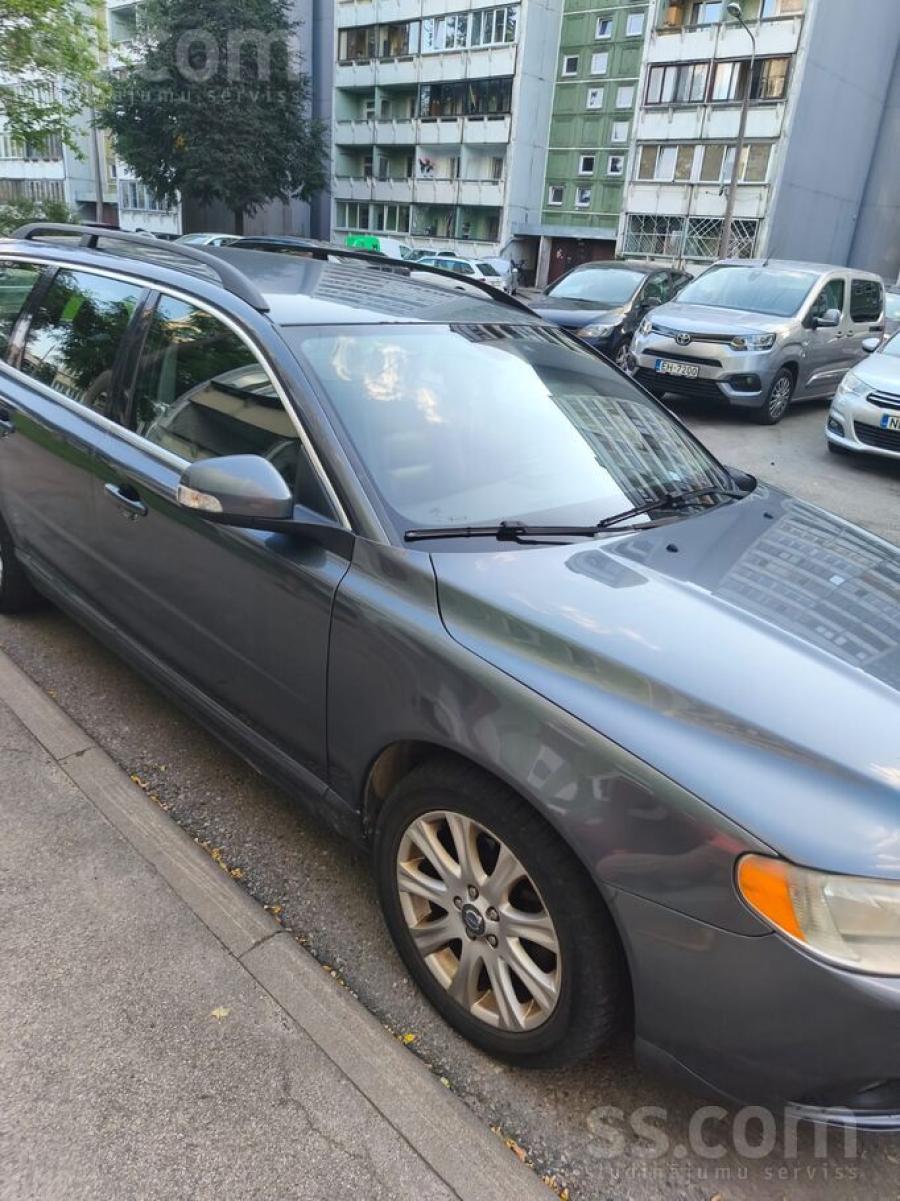 Grey Volvo V70 2010 in Riga, with an engine capacity of 2.40 L and mileage of 255 thousand km for 3500 €, photo 3 on AUTOMOTO.COM.LV
