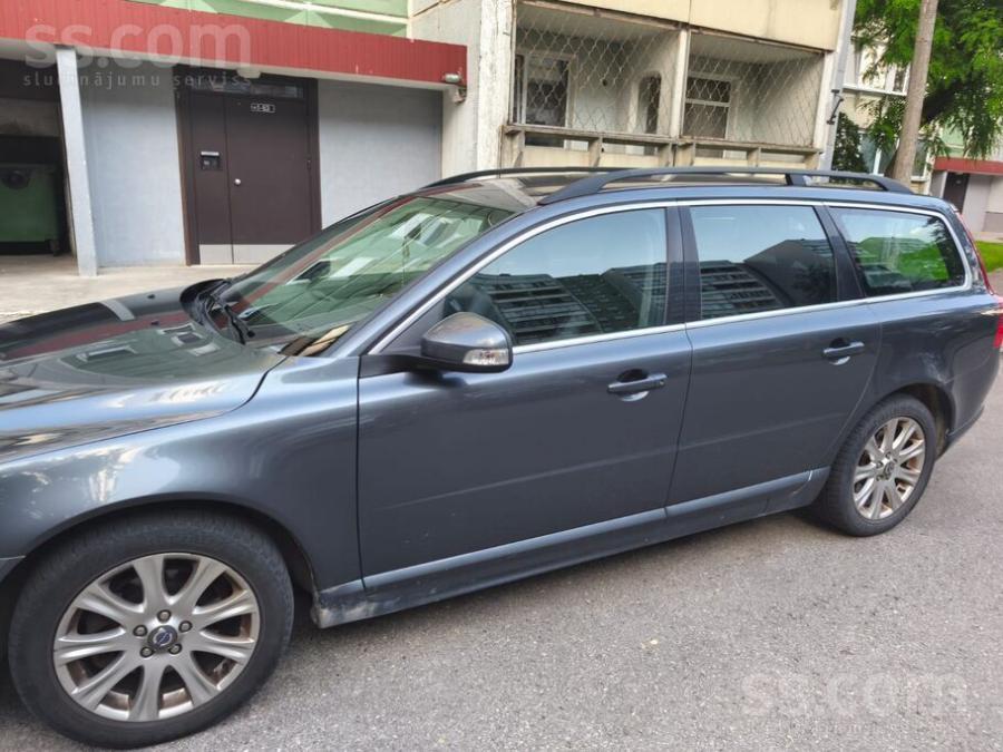Grey Volvo V70 2010 in Riga, with an engine capacity of 2.40 L and mileage of 255 thousand km for 3500 €, photo 4 on AUTOMOTO.COM.LV