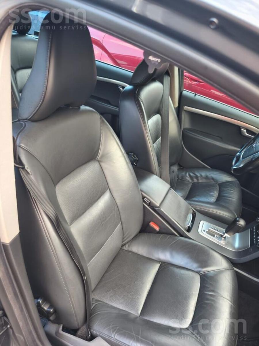 Grey Volvo V70 2010 in Riga, with an engine capacity of 2.40 L and mileage of 255 thousand km for 3500 €, photo 8 on AUTOMOTO.COM.LV