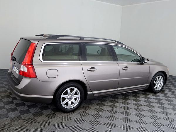 Pelēks Volvo V70 2010 Tallina, ar dzinēja tilpumu 1.60 L un nobraukumu 484 tūkst. km par 2199 €, foto 3 vietnē AUTOMOTO.COM.LV