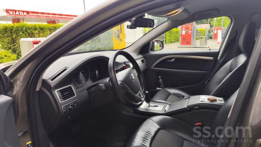 Grey Volvo V70 2010 in Jelgava, with an engine capacity of 2.40 L and mileage of 325 thousand km for 5200 €, photo 9 on AUTOMOTO.COM.LV