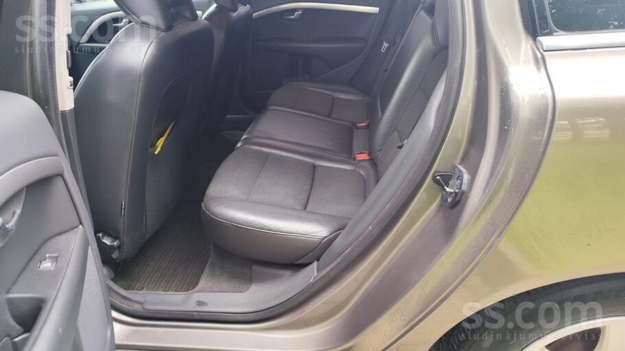 Grey Volvo V70 2010 in Jelgava, with an engine capacity of 2.40 L and mileage of 325 thousand km for 5200 €, photo 10 on AUTOMOTO.COM.LV