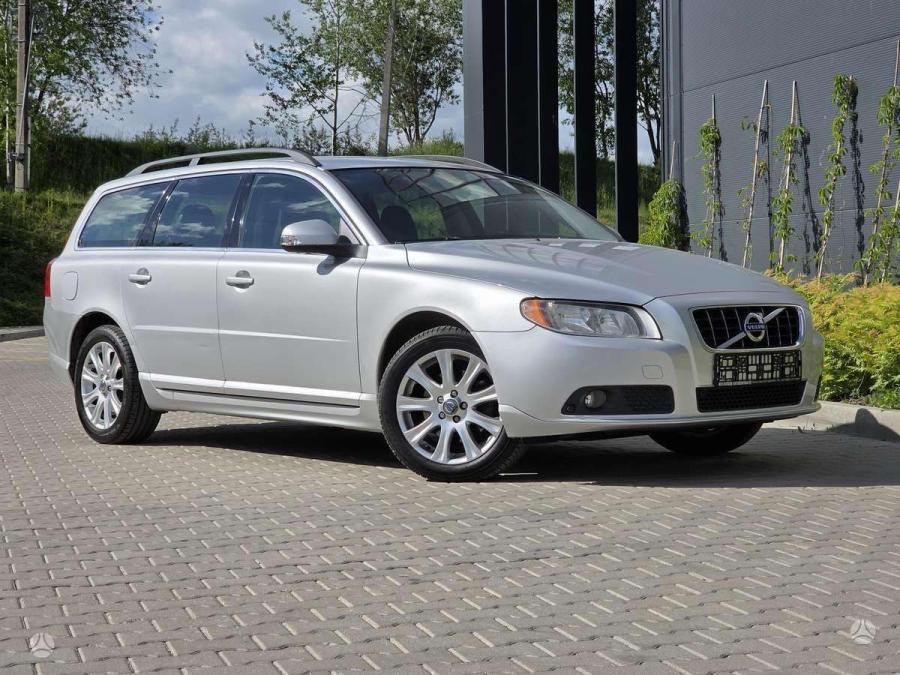 Grey Volvo V70 2010 in Vilnius, with an engine capacity of 2.40 L and mileage of 260 thousand km for 6800 €, photo 1 on AUTOMOTO.COM.LV