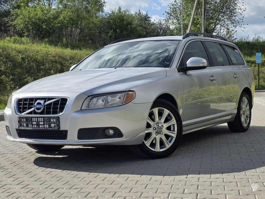 Grey Volvo V70 2010 in Vilnius, with an engine capacity of 2.40 L and mileage of 260 thousand km for 6800 €, photo 4 on AUTOMOTO.COM.LV
