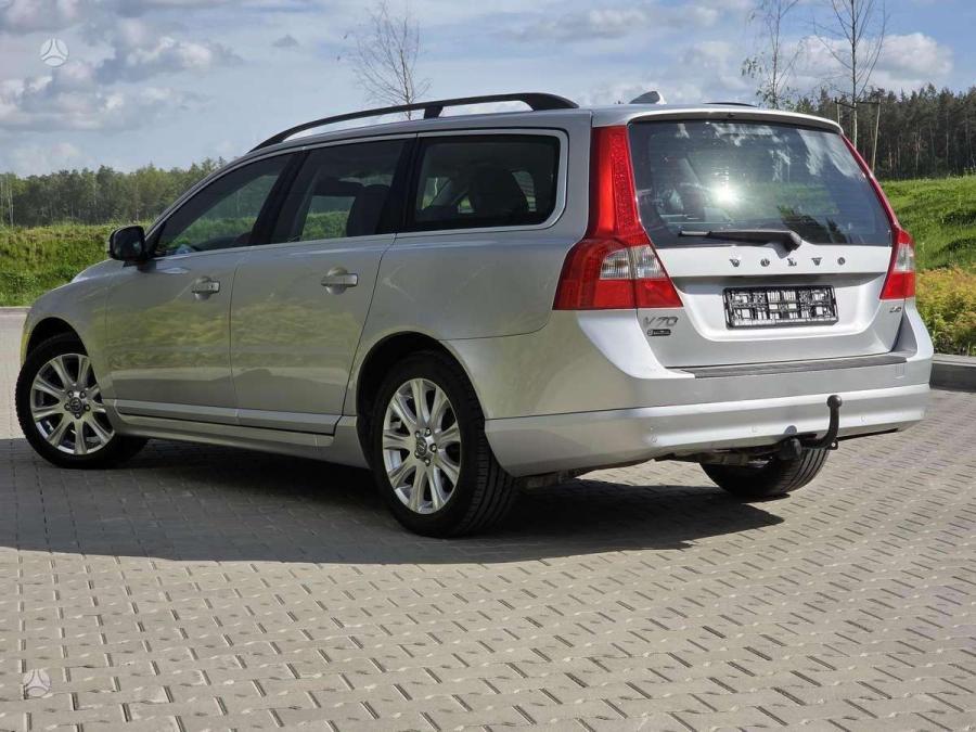 Grey Volvo V70 2010 in Vilnius, with an engine capacity of 2.40 L and mileage of 260 thousand km for 6800 €, photo 6 on AUTOMOTO.COM.LV