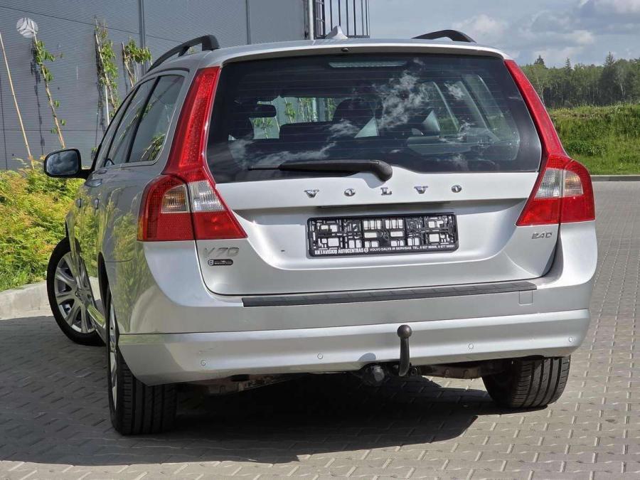 Grey Volvo V70 2010 in Vilnius, with an engine capacity of 2.40 L and mileage of 260 thousand km for 6800 €, photo 7 on AUTOMOTO.COM.LV