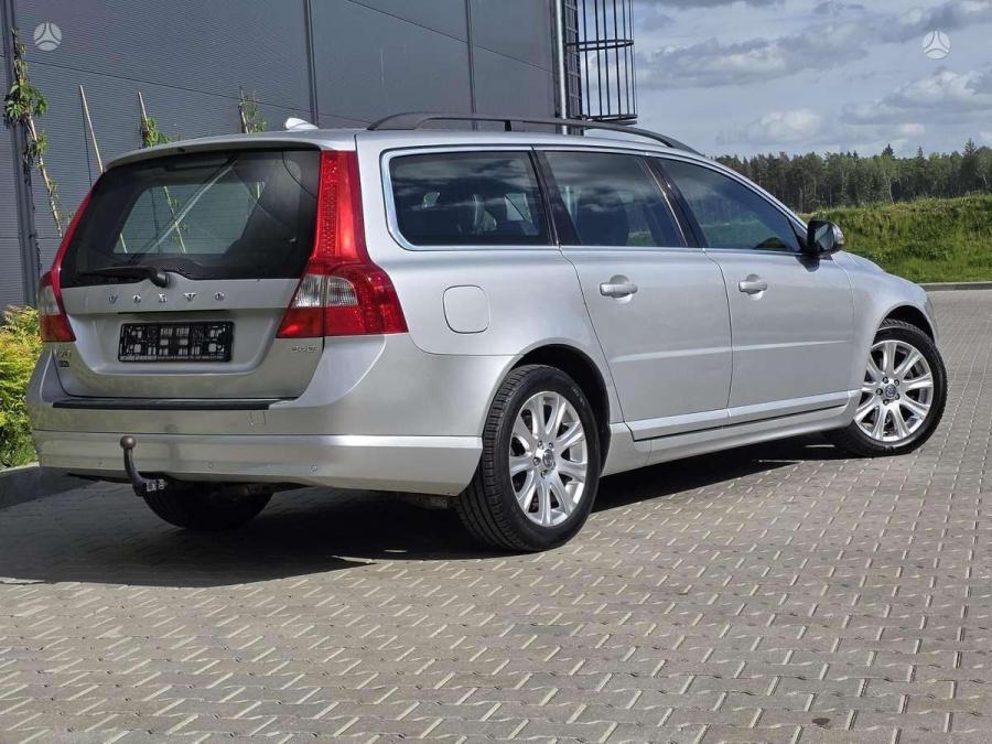 Grey Volvo V70 2010 in Vilnius, with an engine capacity of 2.40 L and mileage of 260 thousand km for 6800 €, photo 8 on AUTOMOTO.COM.LV