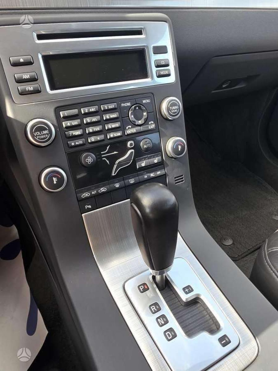 Grey Volvo V70 2010 in Vilnius, with an engine capacity of 2.40 L and mileage of 260 thousand km for 6800 €, photo 13 on AUTOMOTO.COM.LV