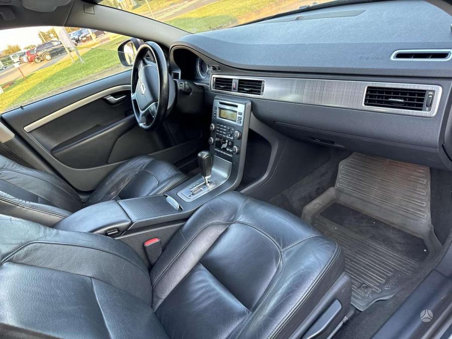 Grey Volvo V70 2010 in Kaunas, with an engine capacity of 2.40 L and mileage of 281 thousand km for 4599 €, photo 14 on AUTOMOTO.COM.LV