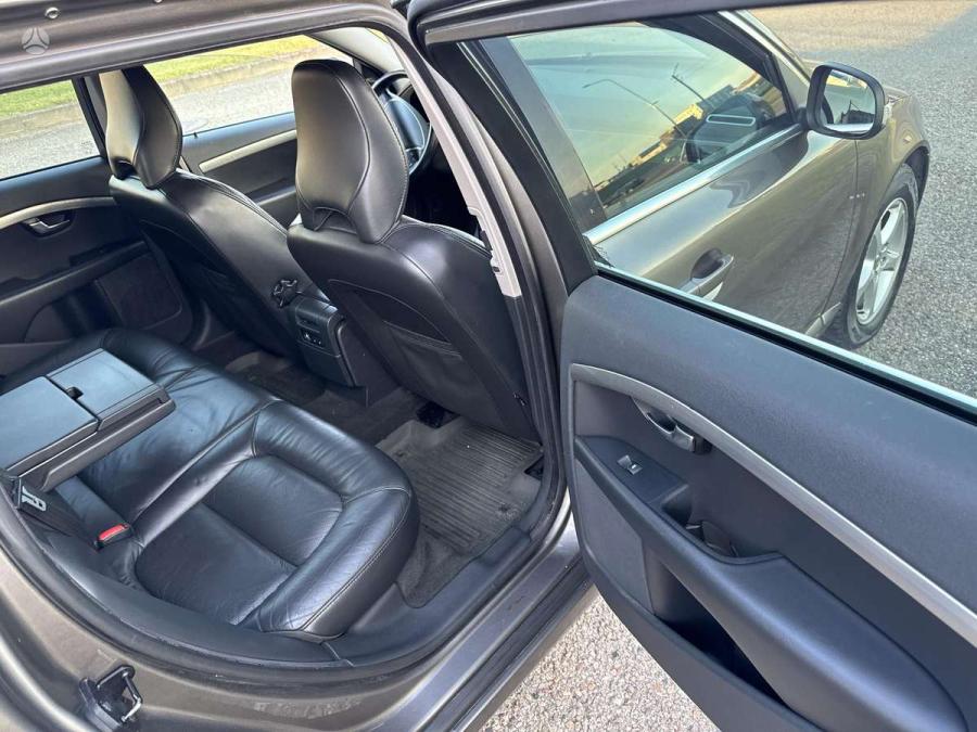Grey Volvo V70 2010 in Kaunas, with an engine capacity of 2.40 L and mileage of 281 thousand km for 4599 €, photo 15 on AUTOMOTO.COM.LV