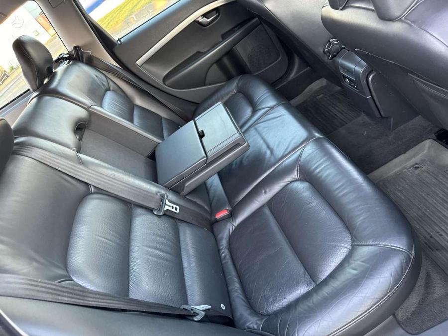 Grey Volvo V70 2010 in Kaunas, with an engine capacity of 2.40 L and mileage of 281 thousand km for 4599 €, photo 16 on AUTOMOTO.COM.LV