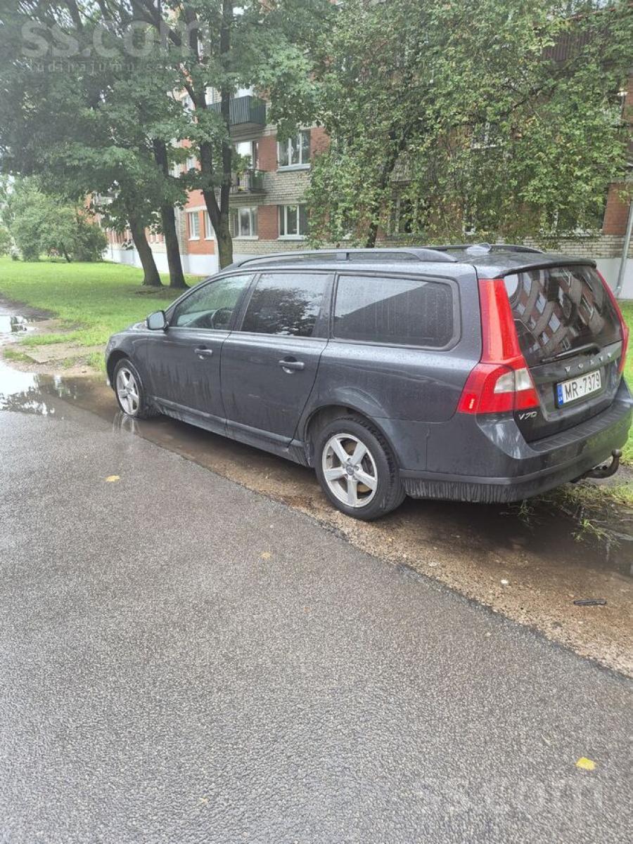 Grey Volvo V70 2010 in Jurmala, with an engine capacity of 2.00 L and mileage of 355 thousand km for 3000 €, photo 5 on AUTOMOTO.COM.LV