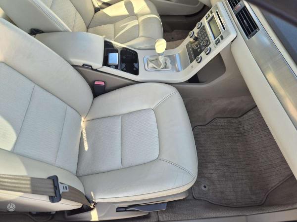 Grey Volvo V70 2010 in Panevezys, with an engine capacity of 2.00 L and mileage of 93 thousand km for 4950 €, photo 9 on AUTOMOTO.COM.LV