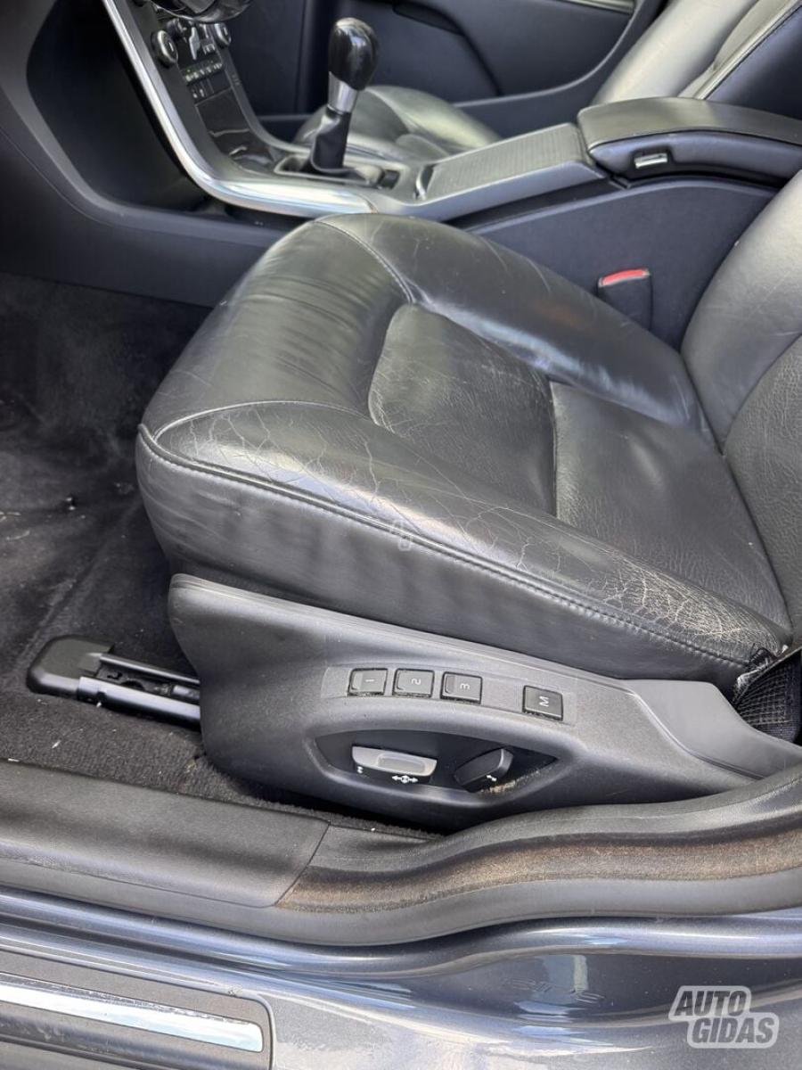 Grey Volvo V70 2010 in Jonava, with an engine capacity of 1.60 L and mileage of 269 thousand km for 5750 €, photo 13 on AUTOMOTO.COM.LV