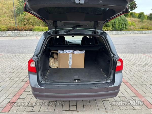 Pelēks Volvo V70 2010 Rakvere, ar dzinēja tilpumu 2.40 L un nobraukumu 327 tūkst. km par 5600 €, foto 10 vietnē AUTOMOTO.COM.LV