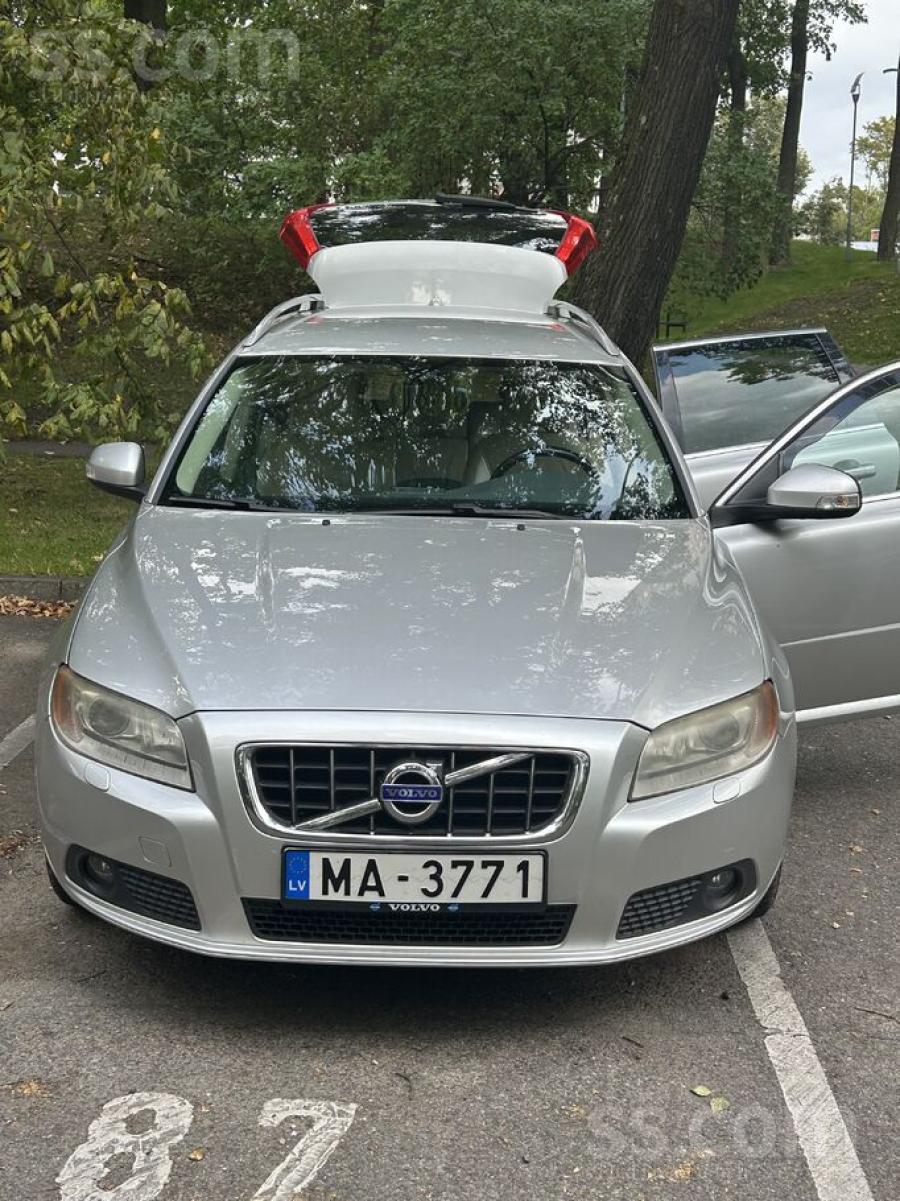 Pelēks Volvo V70 2010 Rīga, ar dzinēja tilpumu 1.90 L un nobraukumu 333 tūkst. km par 4900 €, foto 1 vietnē AUTOMOTO.COM.LV