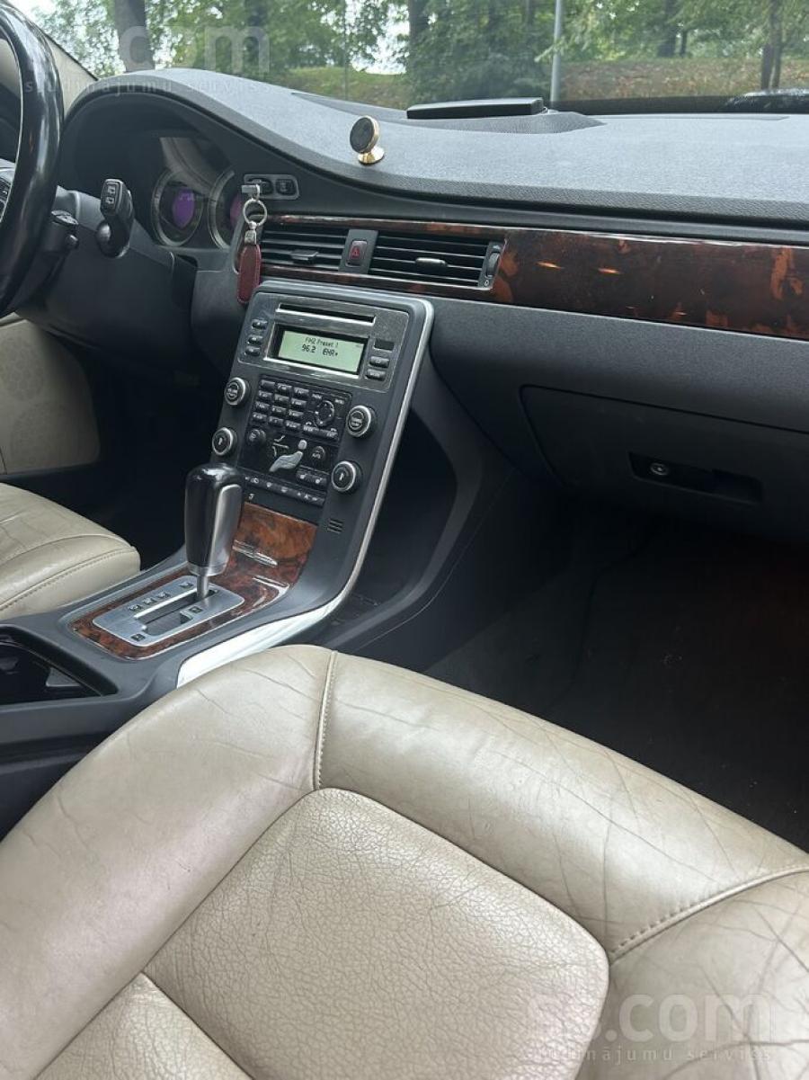 Pelēks Volvo V70 2010 Rīga, ar dzinēja tilpumu 1.90 L un nobraukumu 333 tūkst. km par 4900 €, foto 9 vietnē AUTOMOTO.COM.LV