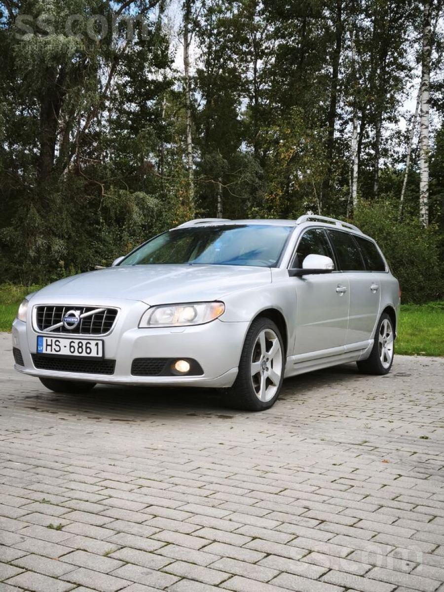 Pelēks Volvo V70 2010 Jelgava, ar dzinēja tilpumu 2.40 L un nobraukumu 421 tūkst. km par 2700 €, foto 1 vietnē AUTOMOTO.COM.LV