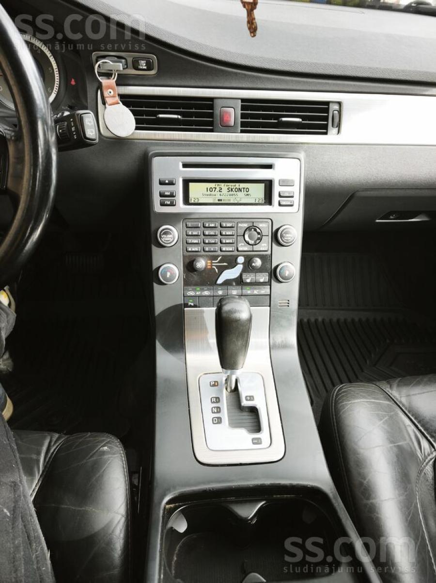 Pelēks Volvo V70 2010 Jelgava, ar dzinēja tilpumu 2.40 L un nobraukumu 421 tūkst. km par 2700 €, foto 17 vietnē AUTOMOTO.COM.LV