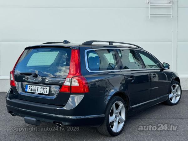 Volvo V70 2010 Tallina vietnē Pelēks Volvo V70 2010 Tallina, ar dzinēja tilpumu 2.40 L un nobraukumu 385 tūkst. km par 4399 €, foto 4 vietnē AUTOMOTO.COM.LV
