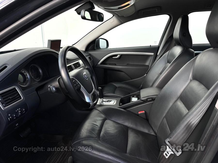 Grey Volvo V70 2010 in Tallinn, with an engine capacity of 2.40 L and mileage of 385 thousand km for 4399 €, photo 6 on AUTOMOTO.COM.LV