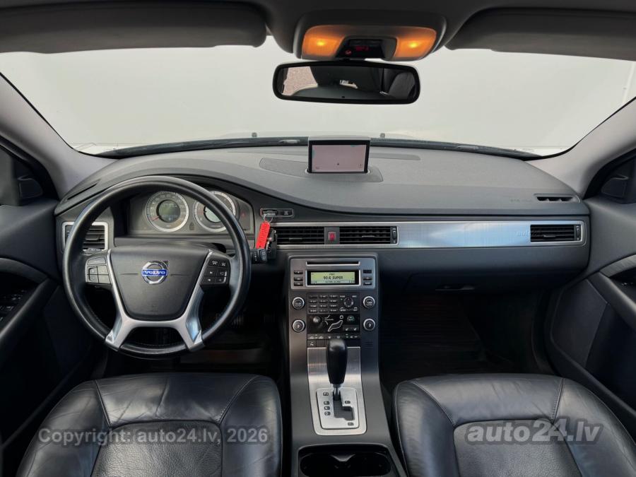 Grey Volvo V70 2010 in Tallinn, with an engine capacity of 2.40 L and mileage of 385 thousand km for 4399 €, photo 7 on AUTOMOTO.COM.LV