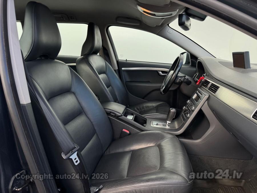 Grey Volvo V70 2010 in Tallinn, with an engine capacity of 2.40 L and mileage of 385 thousand km for 4399 €, photo 8 on AUTOMOTO.COM.LV