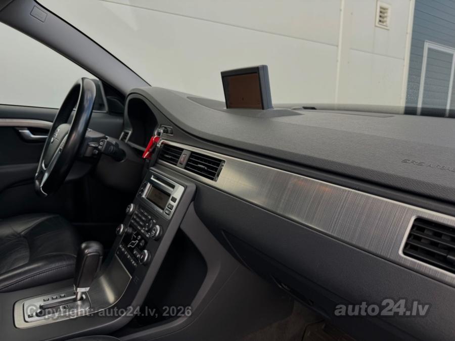 Grey Volvo V70 2010 in Tallinn, with an engine capacity of 2.40 L and mileage of 385 thousand km for 4399 €, photo 9 on AUTOMOTO.COM.LV