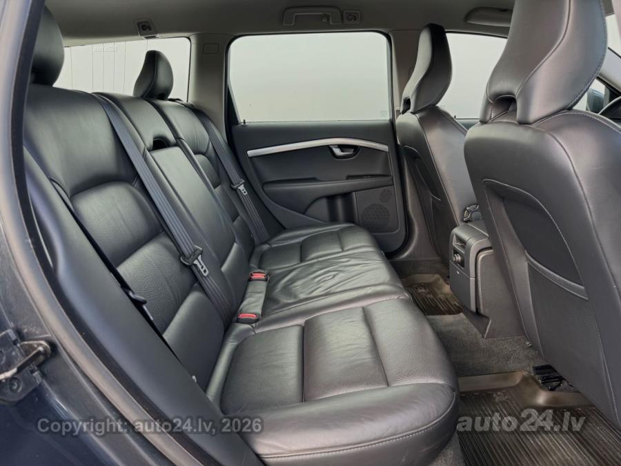 Grey Volvo V70 2010 in Tallinn, with an engine capacity of 2.40 L and mileage of 385 thousand km for 4399 €, photo 12 on AUTOMOTO.COM.LV