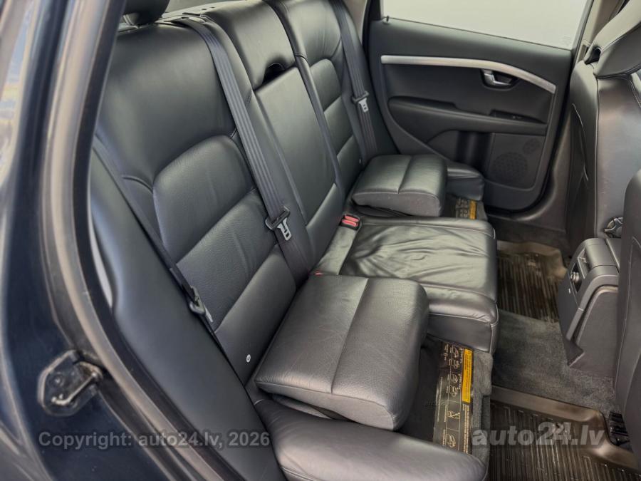 Grey Volvo V70 2010 in Tallinn, with an engine capacity of 2.40 L and mileage of 385 thousand km for 4399 €, photo 13 on AUTOMOTO.COM.LV