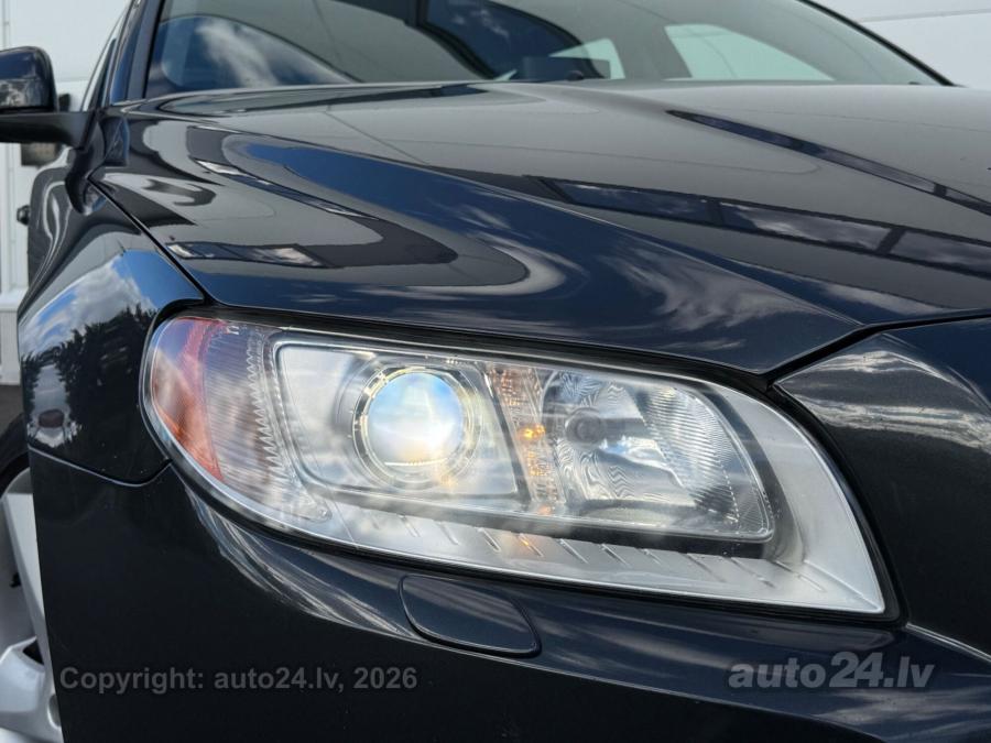 Grey Volvo V70 2010 in Tallinn, with an engine capacity of 2.40 L and mileage of 385 thousand km for 4399 €, photo 17 on AUTOMOTO.COM.LV