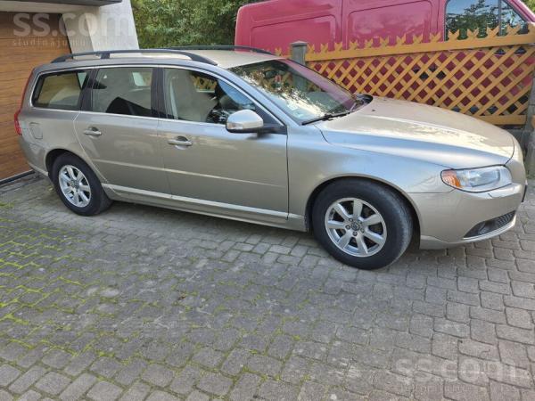 Pelēks Volvo V70 2011 Liepāja, ar dzinēja tilpumu 2.40 L un nobraukumu 305 tūkst. km par 4400 €, foto 2 vietnē AUTOMOTO.COM.LV