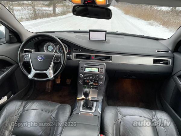 Grey Volvo V70 2011 in Tartu, with an engine capacity of 2.40 L and mileage of 296 thousand km for 5990 €, photo 6 on AUTOMOTO.COM.LV