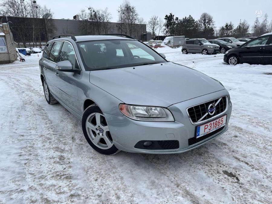 Pelēks Volvo V70 2011 Alīta, ar dzinēja tilpumu 2.00 L un nobraukumu 220 tūkst. km par 5500 €, foto 2 vietnē AUTOMOTO.COM.LV