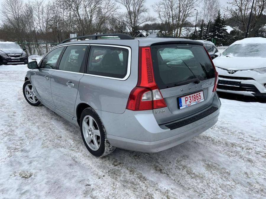 Pelēks Volvo V70 2011 Alīta, ar dzinēja tilpumu 2.00 L un nobraukumu 220 tūkst. km par 5500 €, foto 4 vietnē AUTOMOTO.COM.LV