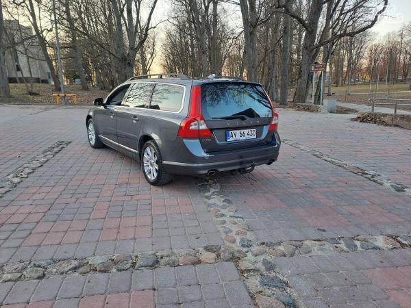 Pelēks Volvo V70 2011 Viļņa, ar dzinēja tilpumu 2.40 L un nobraukumu 383 tūkst. km par 5600 €, foto 1 vietnē AUTOMOTO.COM.LV