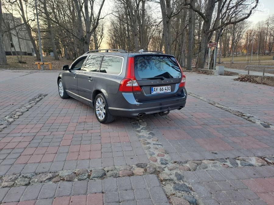 Grey Volvo V70 2011 in Vilnius, with an engine capacity of 2.40 L and mileage of 383 thousand km for 5600 €, photo 1 on AUTOMOTO.COM.LV