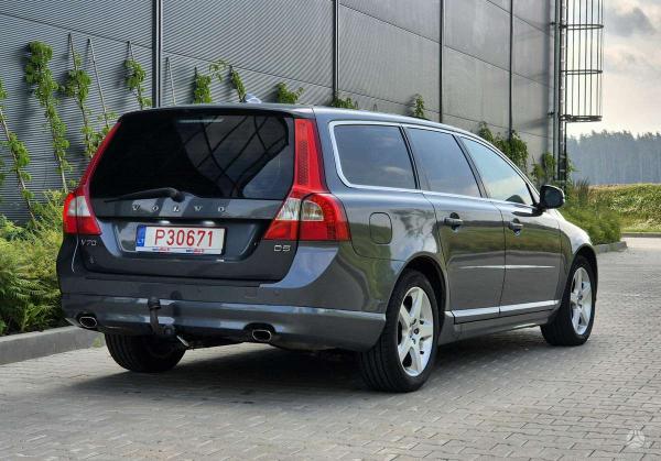 Grey Volvo V70 2011 in Vilnius, with an engine capacity of 2.40 L and mileage of 296 thousand km for 5999 €, photo 5 on AUTOMOTO.COM.LV
